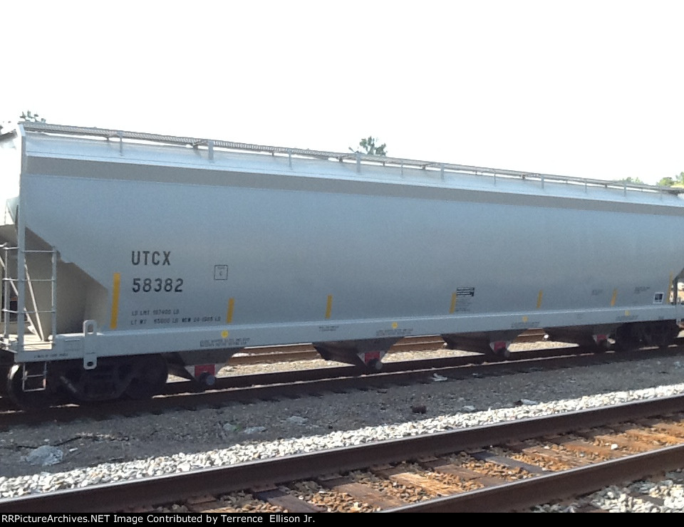 UTCX Covered Hopper 58382